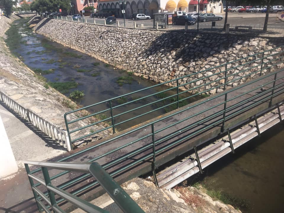 Alenquer: ponte pedonal sobre o Rio tem buracos causados pela ferrugem ...